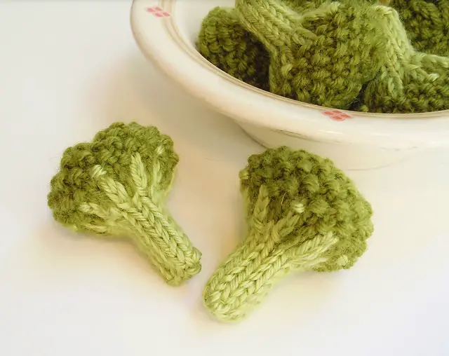 10 Fun Things to Knit For Beginners - Daily Crochet