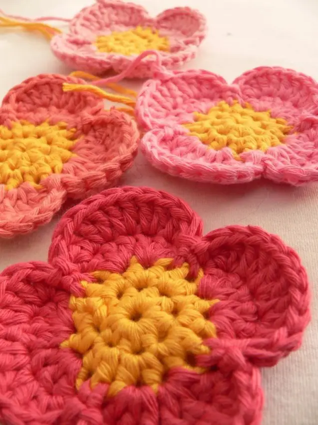 [Free Patterns] 12 Quick And Easy Crochet Flower Patterns - Daily Crochet