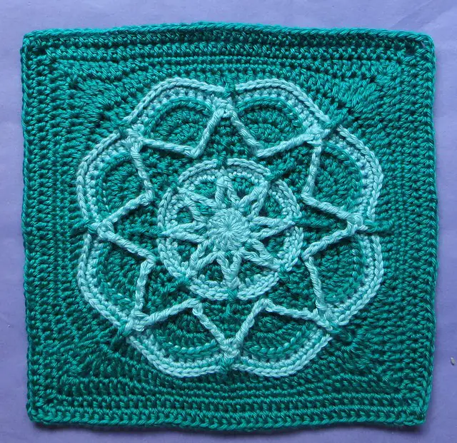 [Free Pattern] Gorgeous Design: Spiro Star Flower Square - Daily Crochet