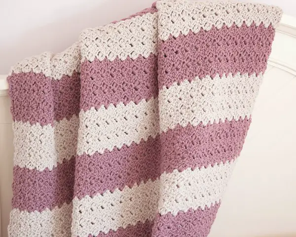 [Free Pattern] Gorgeous Thick, Snuggly Throw In Two Colors - Daily Crochet