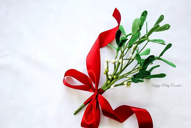 [Free Pattern] This Crochet Mistletoe Is A Jaw Dropping Pattern ...
