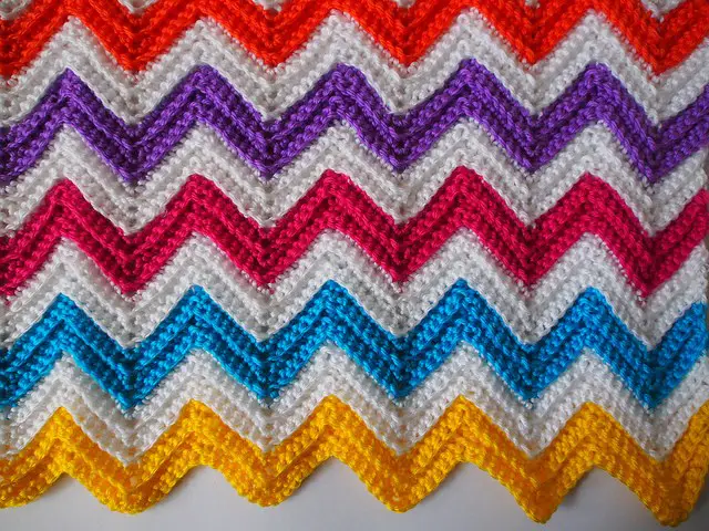 [Photo Tutorial] Mix And Match The Yarn Colors In This Zig Zag Crochet ...