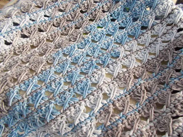 [Free Pattern] Soft And Cuddly Preemie Baby Blanket - Daily Crochet