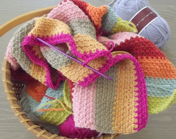 [Free Pattern] This Stripe-y Crochet Blanket Is The Easiest Thing In ...