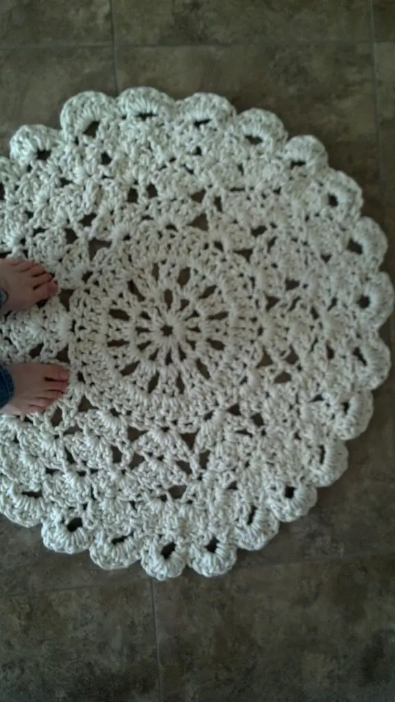 [Free Pattern] This Crochet Doily Rug Is An Affordable Way to Make Your ...