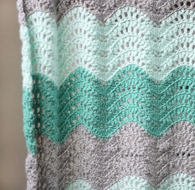 [Free Pattern] Adorable Feather And Fan Baby Blanket - Daily Crochet