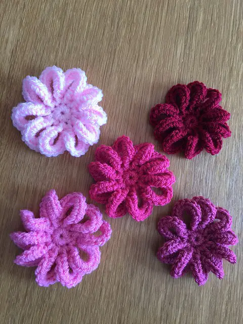 [Free Pattern] This Crochet Loopy Flower Looks So Real! - Daily Crochet