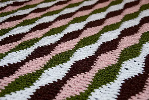 [Free Pattern] This Wavy Blanket Is An Awesome Stash-Buster! - Daily ...