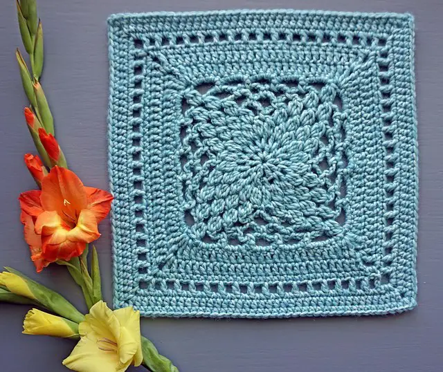 [Free Pattern] Stunningly Beautiful Origami Flower Square - Daily Crochet