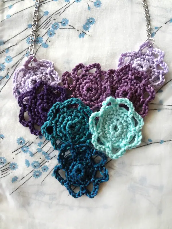 Gorgeous Little Rosettes Flower Necklace - Daily Crochet