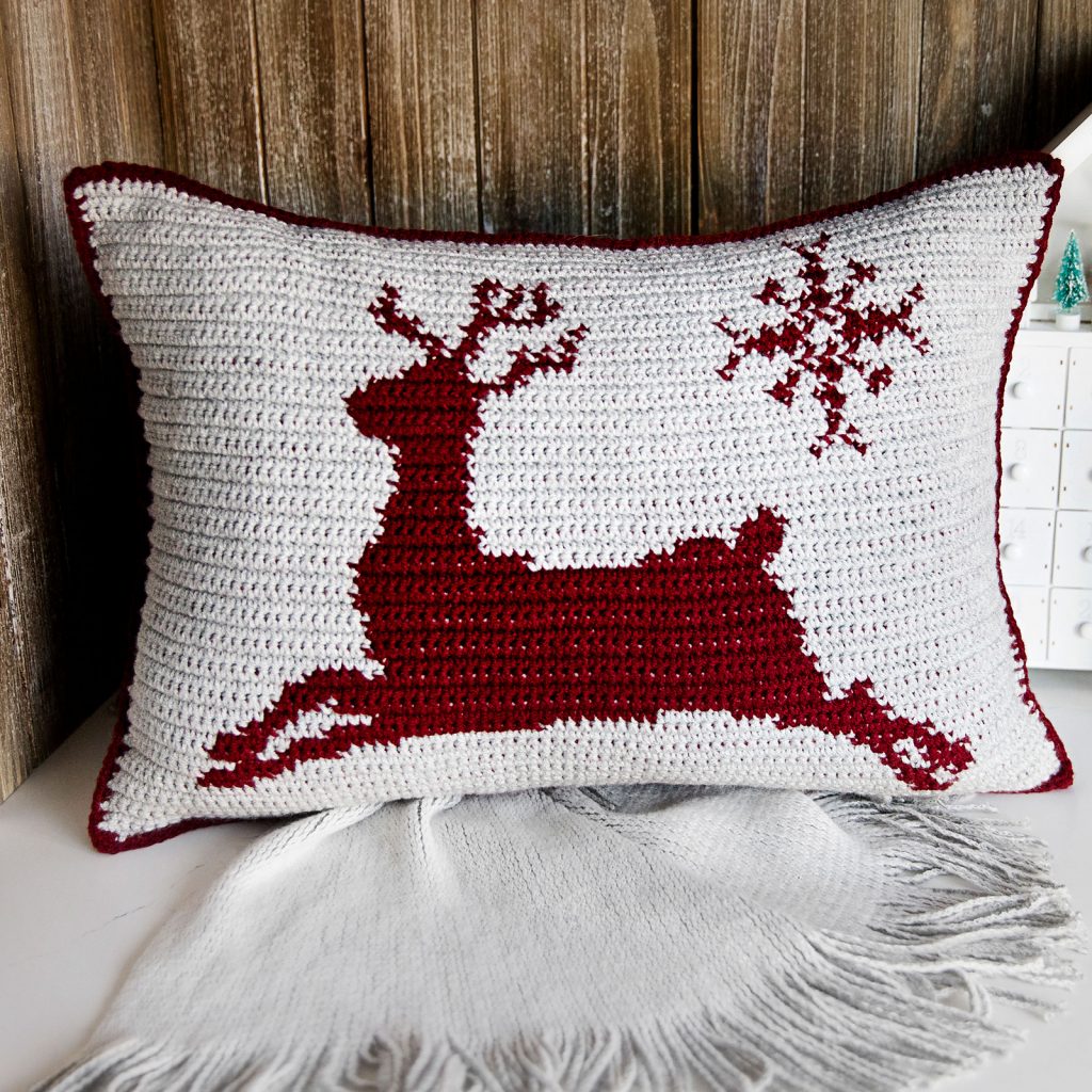 Crochet Christmas Throw Pillows You'll Love [Free Patterns]