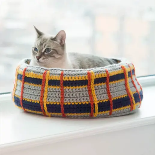 Adorable Crochet Cat Couch For Your Feline Friend - Daily Crochet