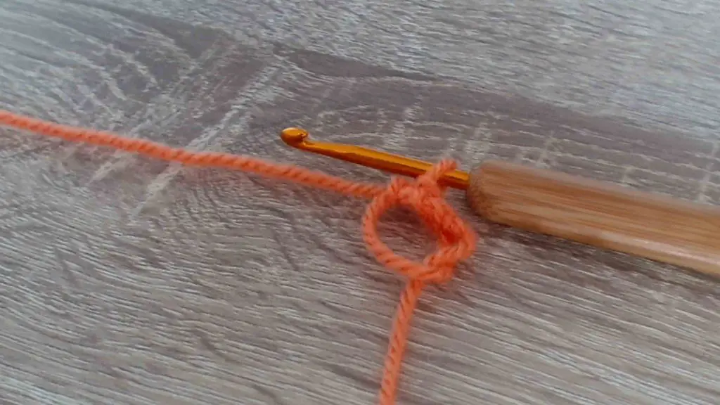 How to Crochet the Magic Ring (Photo Tutorial) - Daily Crochet