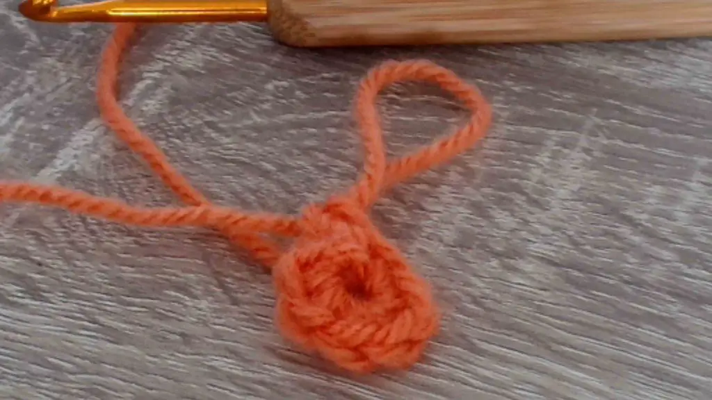 How to Crochet the Magic Ring (Photo Tutorial) - Daily Crochet