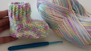 Super Easy Crochet Baby Socks Pattern For Beginners - Daily Crochet