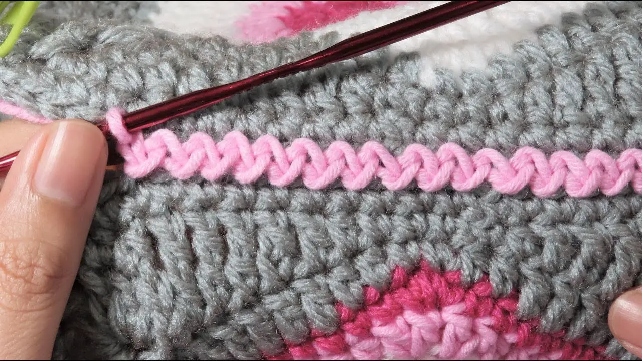 How To Slip Stitch Granny Squares Together: Zigzag Slip Stitch Method ...
