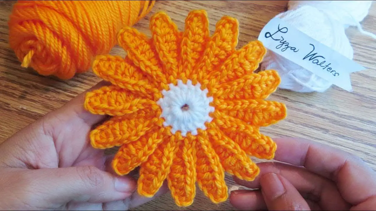 Easy Daisy Flower Motif For Square (Video Tutorial) - Knit And Crochet ...